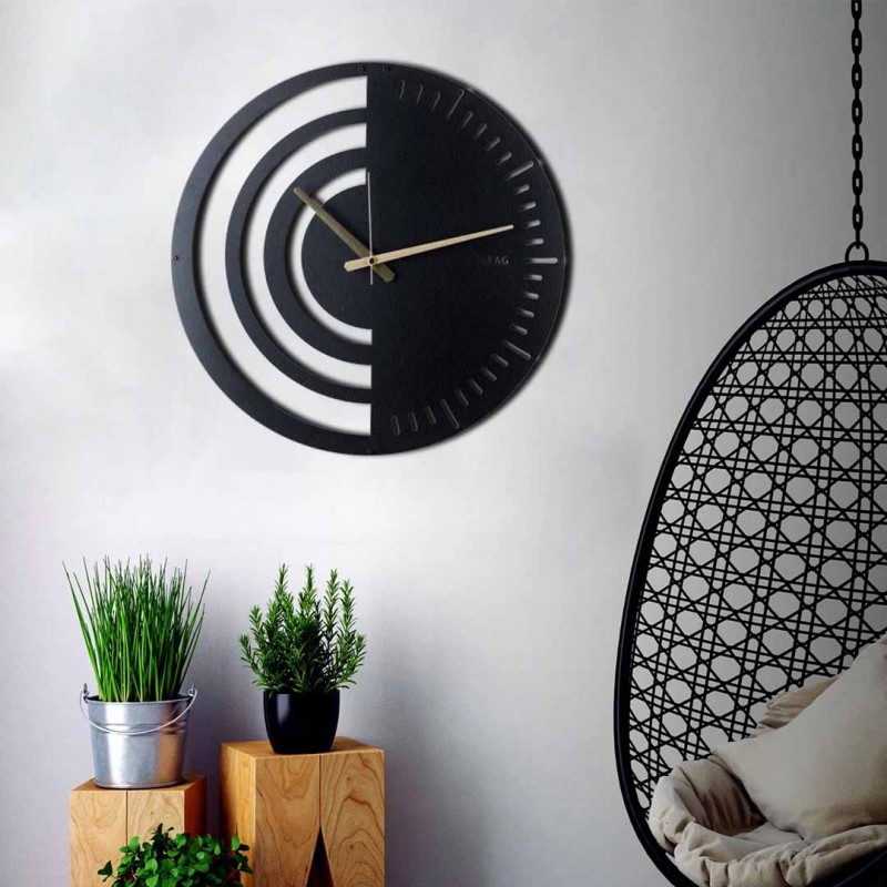 Simple and Sober Metal Wall Clock